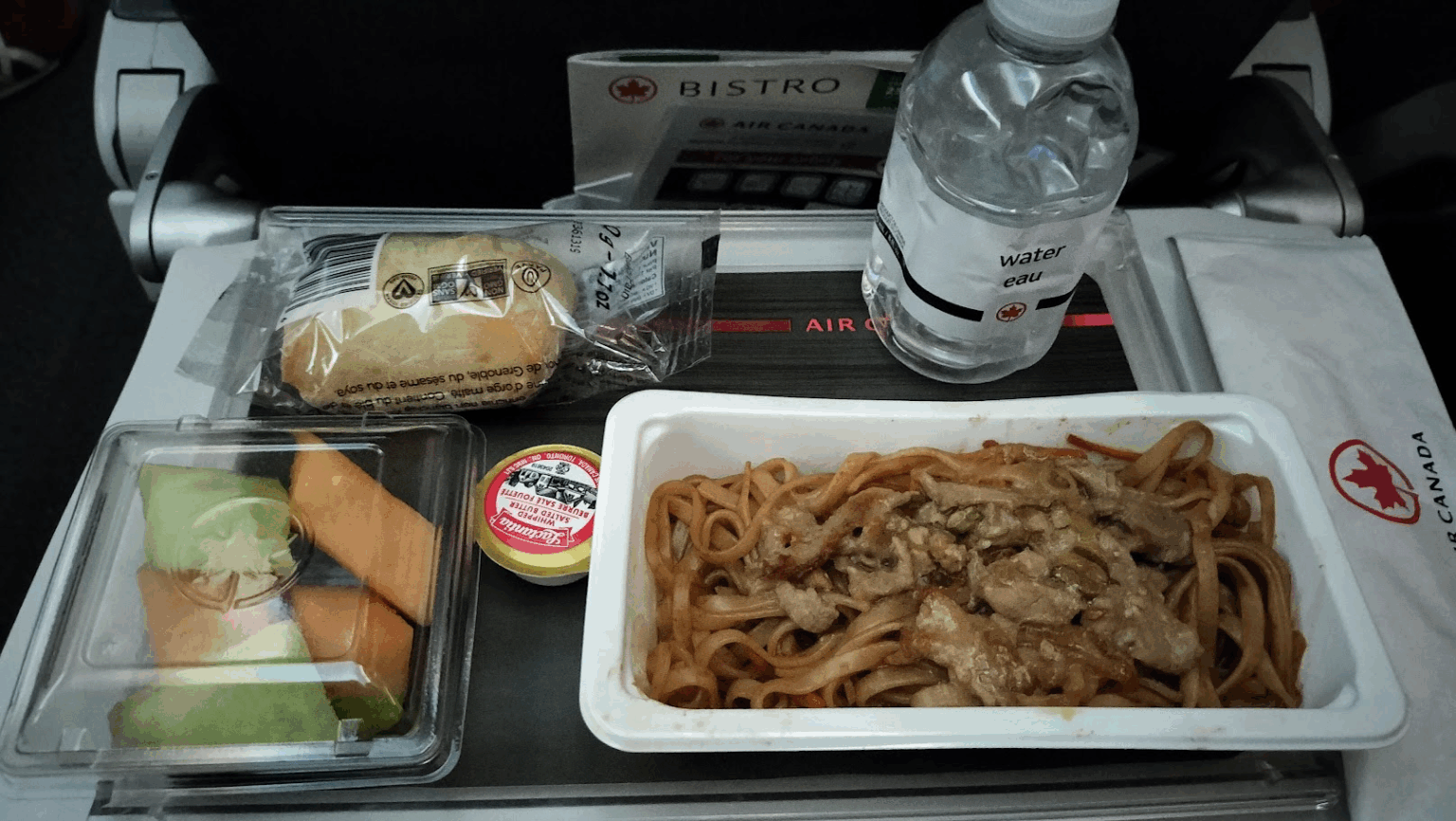 【エア・カナダ搭乗記】東京〜カナダ往復の体験レポート｜座席・機内食・サービス・注意点 | あらかわタイムズ